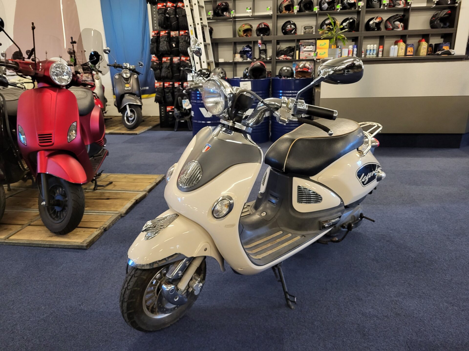 ZNEN Legend 25km of 45km retro scooter 2012 (F-644-HL) - Wheelerworks.nl
