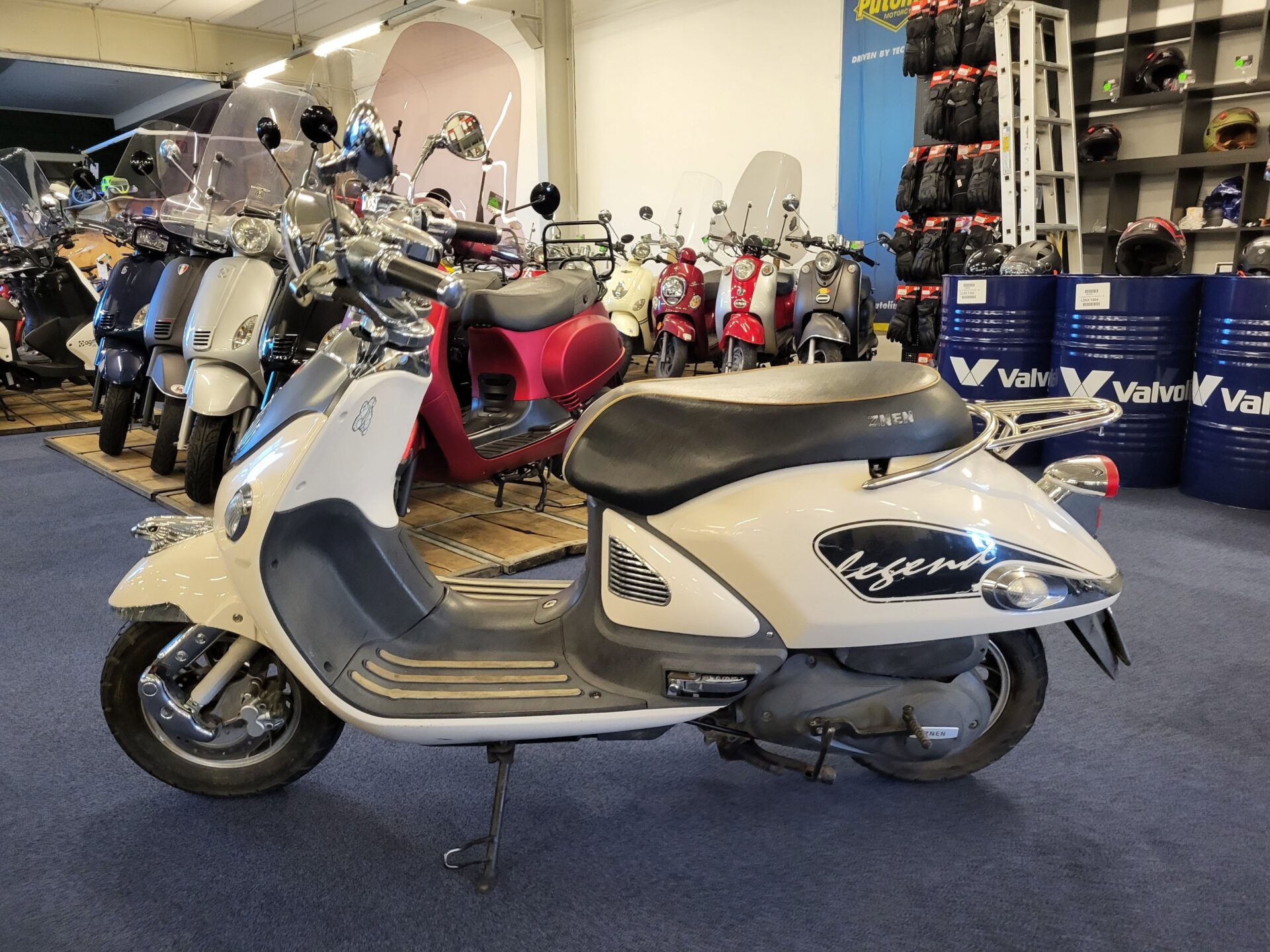 ZNEN Legend 25km of 45km retro scooter 2012 (F-644-HL) - Wheelerworks.nl